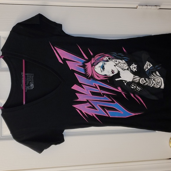 Skin In | Tops | Skin Industries Ladies Graphic Tshirt | Poshmark